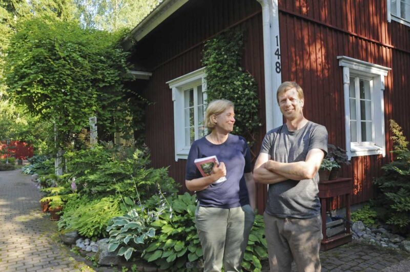 Kasveja keräilevä perhe – Suomen Paras Piha 2023 -finalisti - Oma Piha